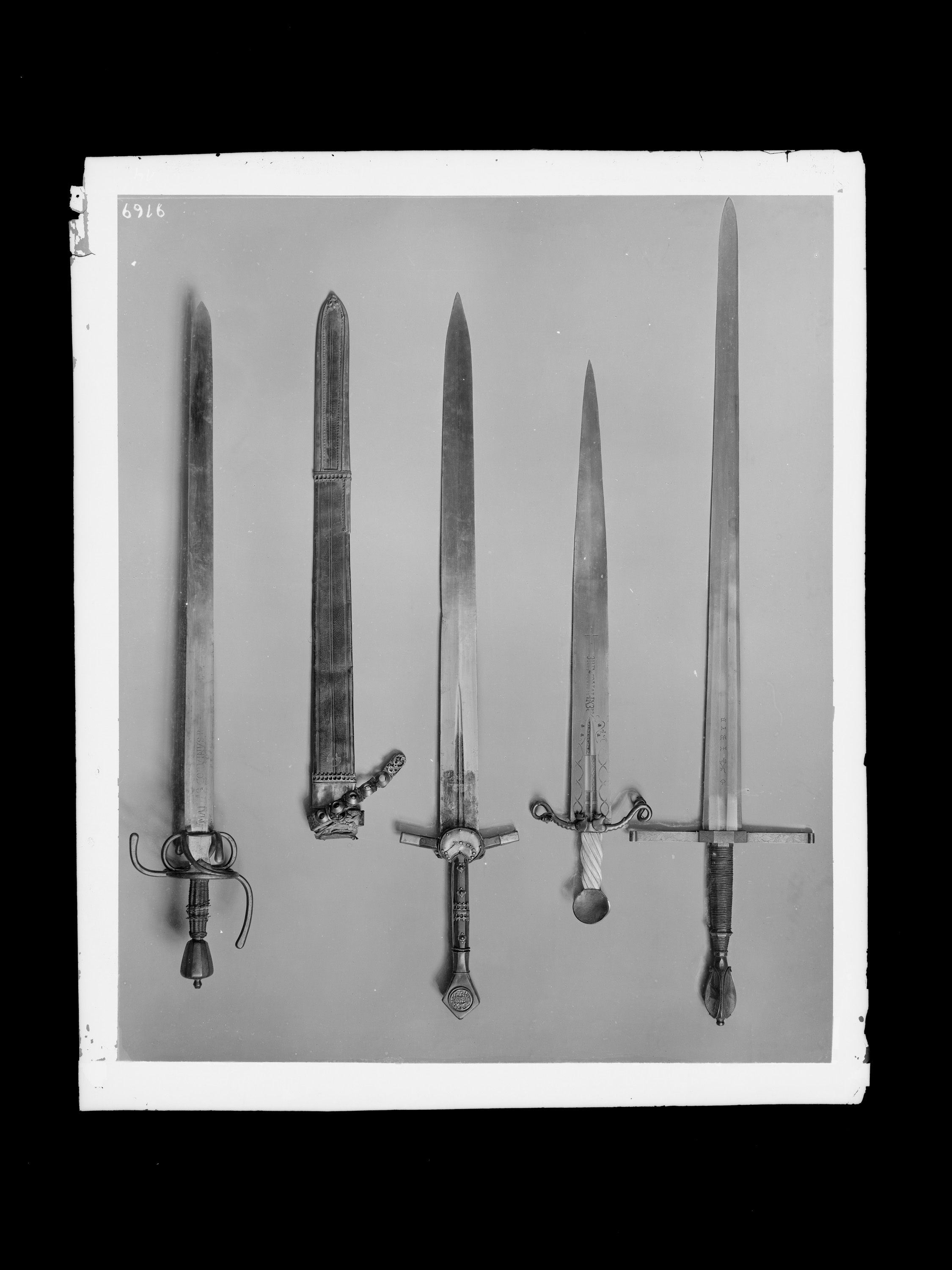 Schwert; Schwertgriff und Parierstange der sog. Rosenblatt-Garnitur ...